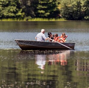 PINEWOOD LODGE CAMPGROUND – Nestled in the Pines by the Lake